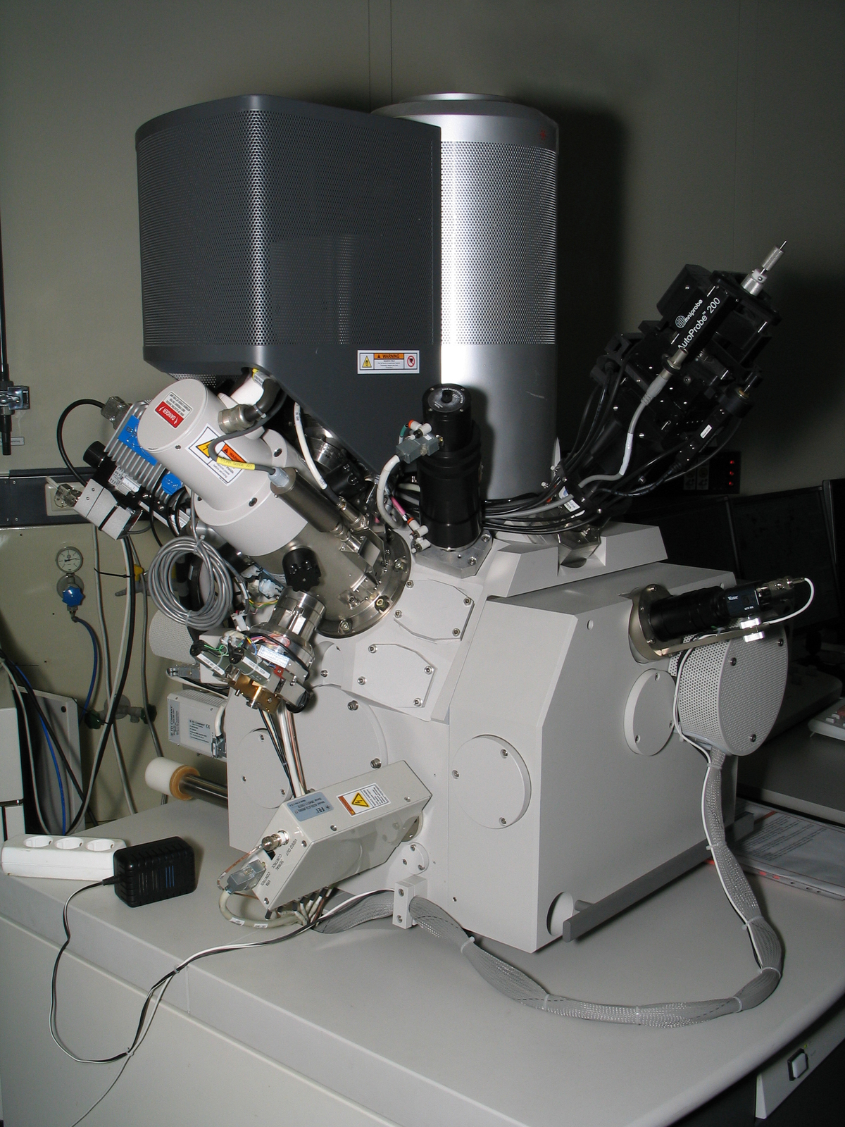 KIT - LEM - Equipment - FIB - FEI Strata 400S